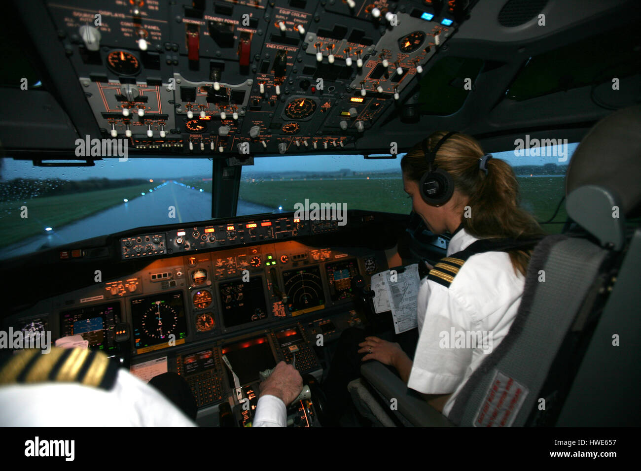 Boeing 737 cockpit transavia hi-res stock photography and images - Alamy