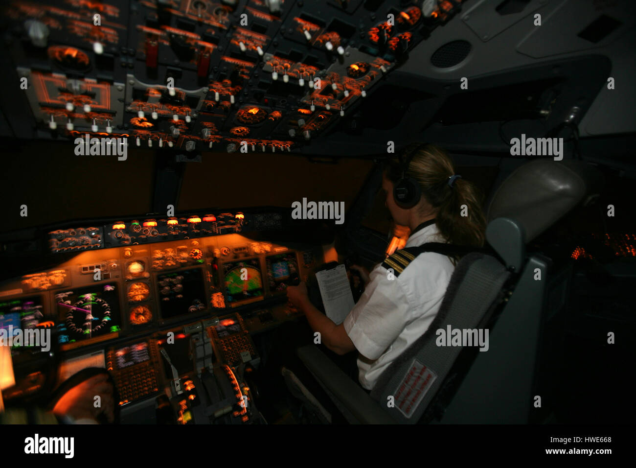 Boeing 737 cockpit transavia hi-res stock photography and images - Alamy