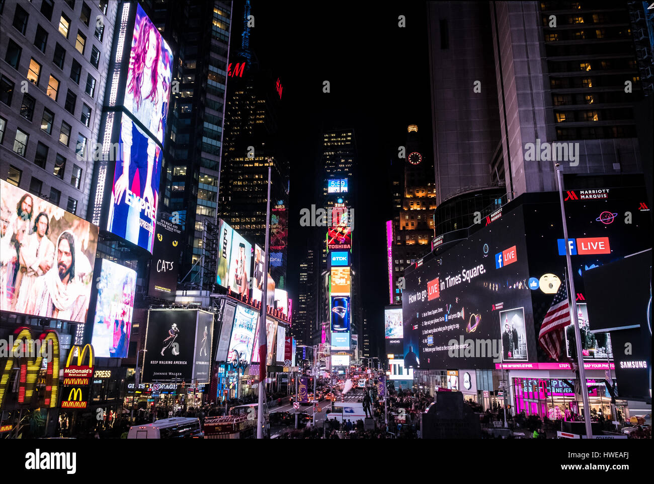 New york times square busy night hi-res stock photography and images ...