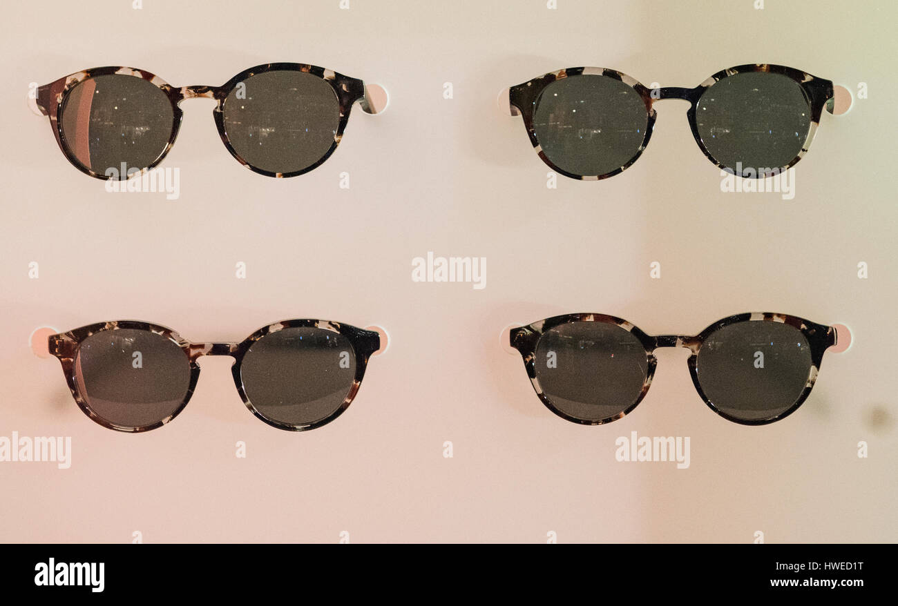 Sunglasses window display hi-res stock photography and images - Alamy