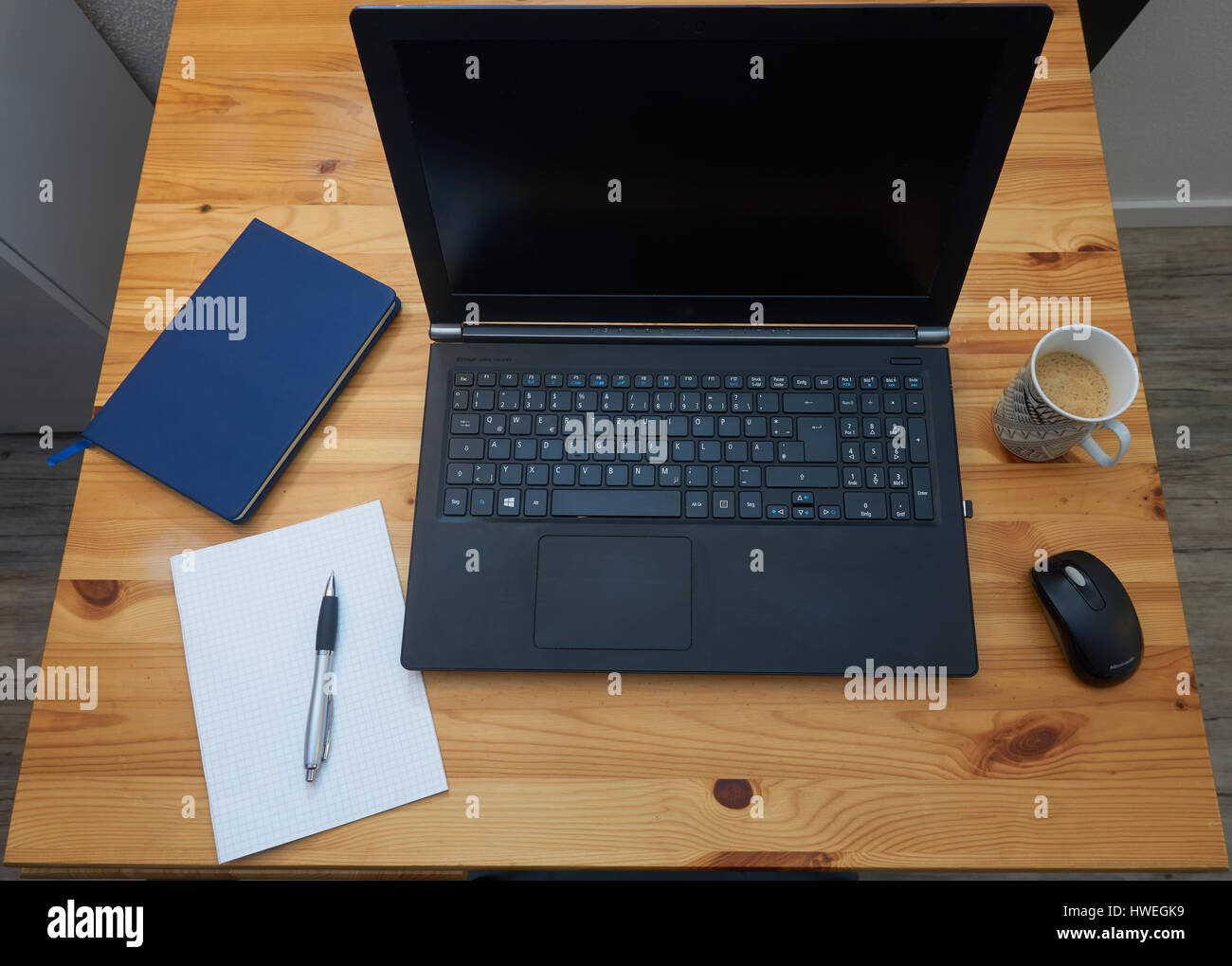 Close up of workplace office wooden desk Stock Photo - Alamy