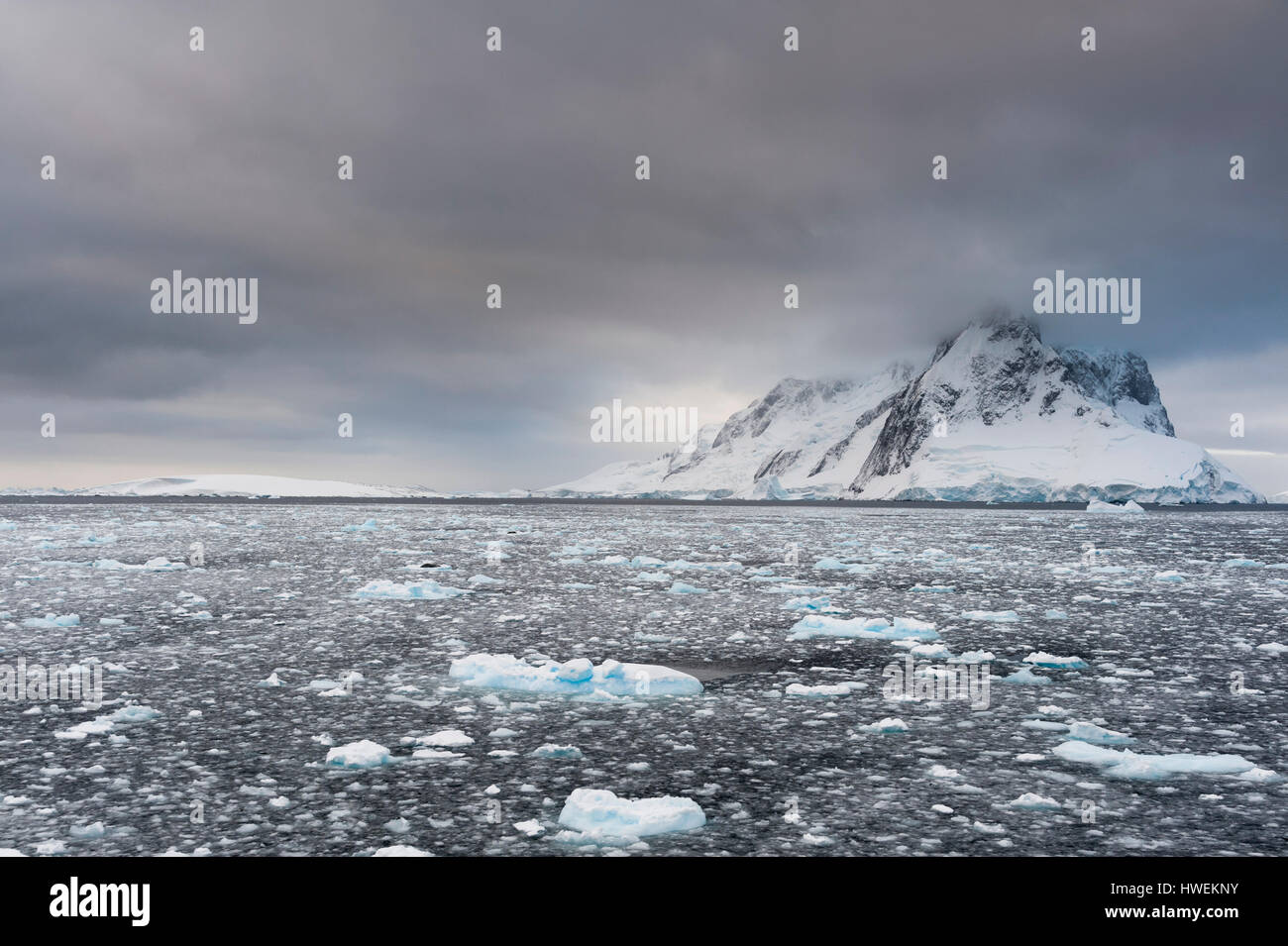 Grey ocean sky hi-res stock photography and images - Alamy