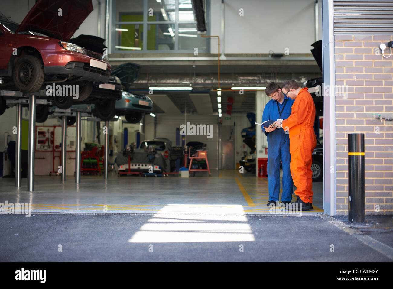 Mechanic students hi-res stock photography and images - Alamy