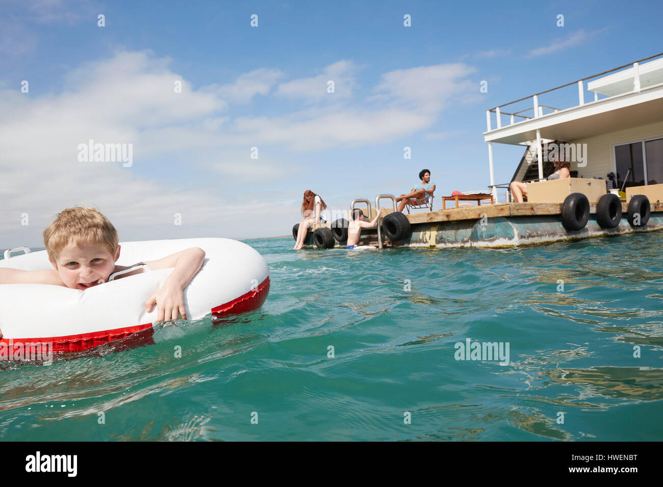 Having fun with family hi-res stock photography and images - Alamy