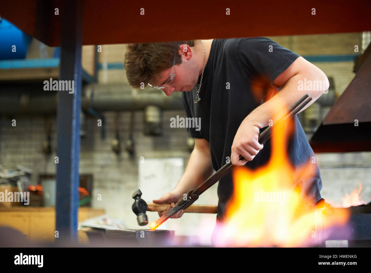 Blacksmith hammering hot metal hi-res stock photography and images - Alamy