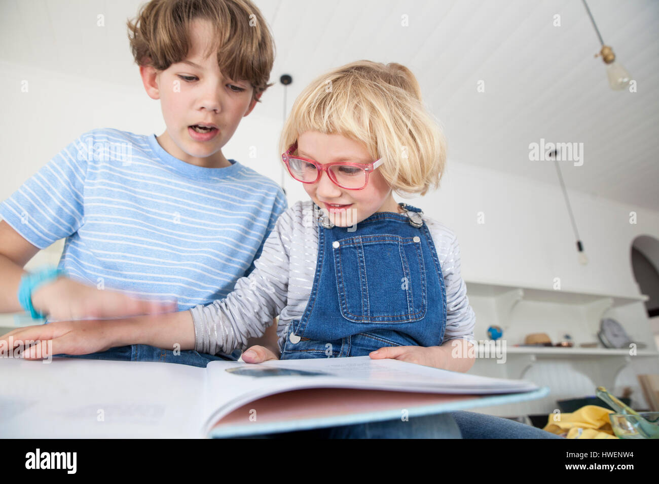 Brother and sister fighting hi-res stock photography and images - Alamy