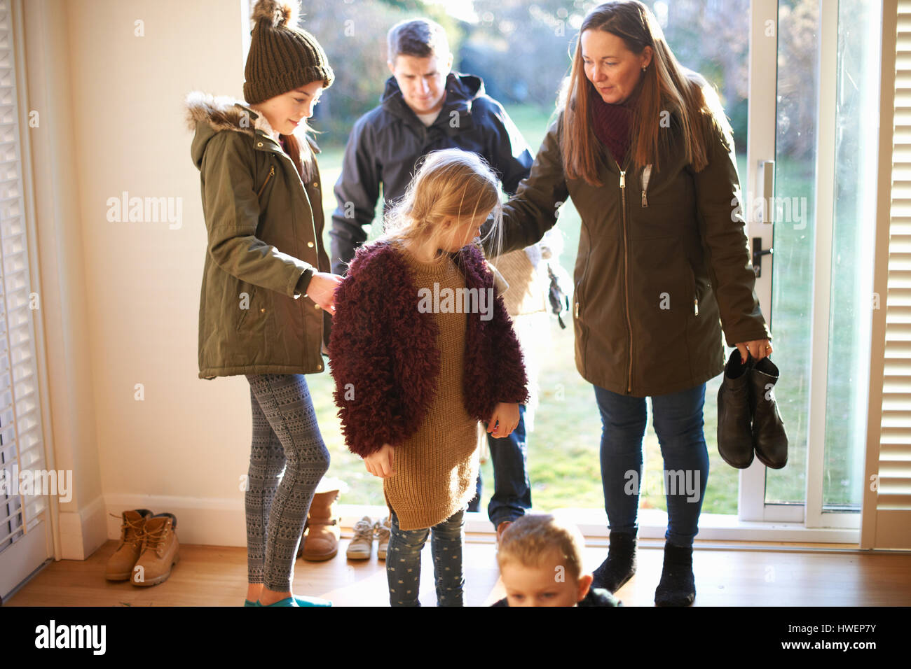 People arriving at house hi-res stock photography and images - Alamy