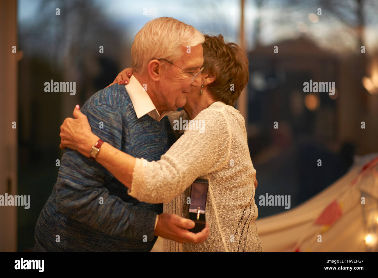 People hugging with gift hi-res stock photography and images - Alamy
