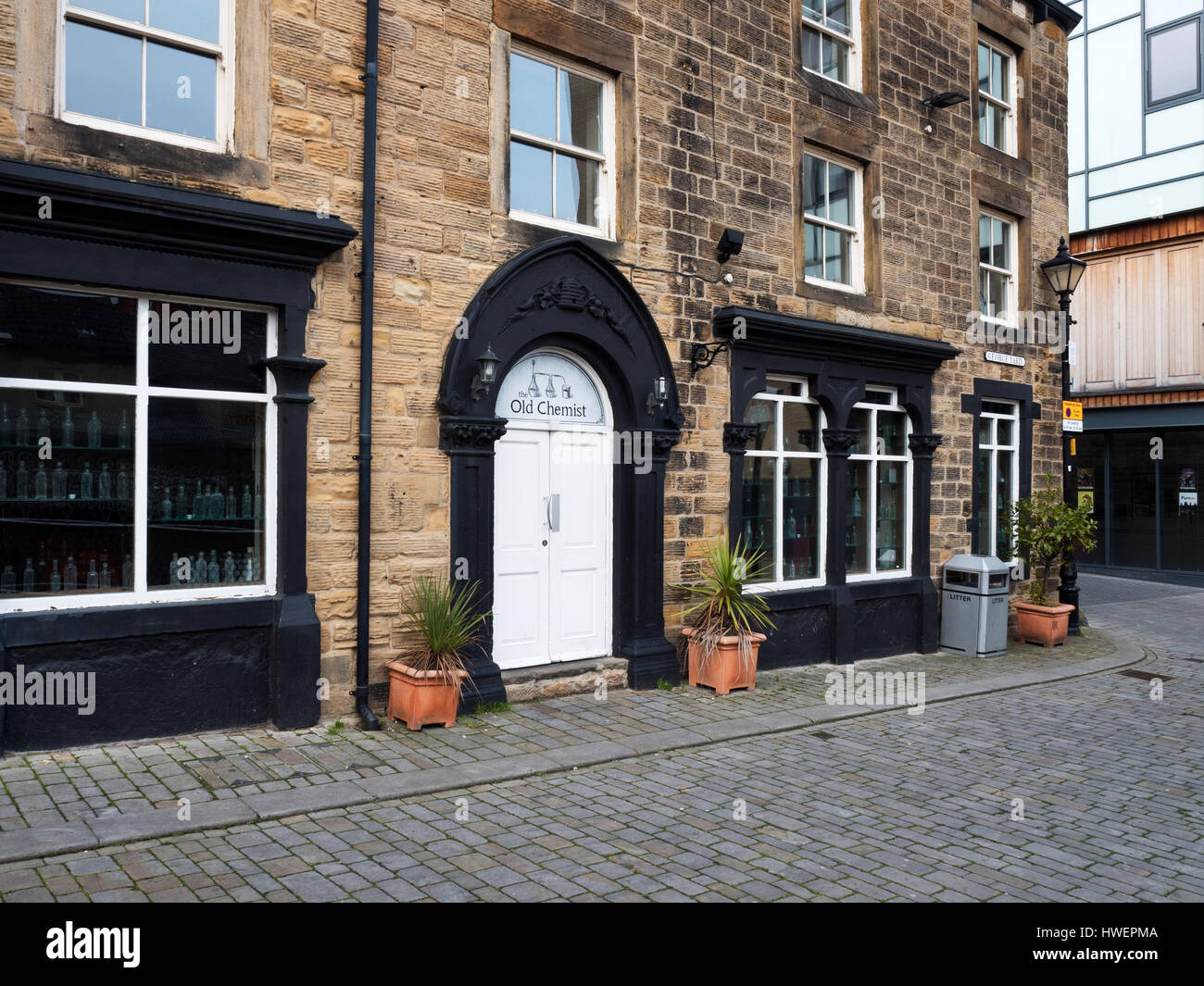 Bottles in window of chemist hi-res stock photography and images - Alamy