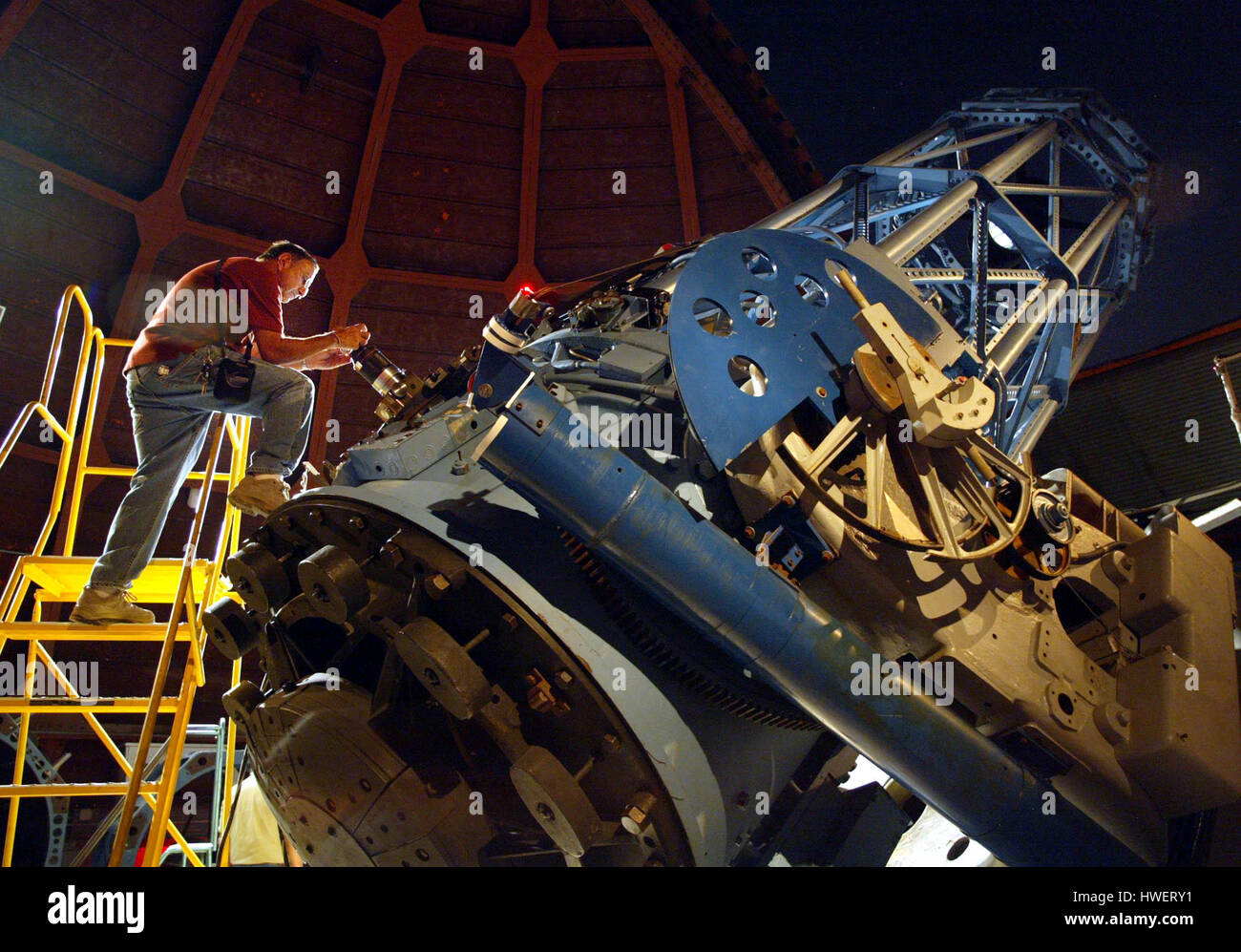 Amateur astronomer Don Degregori looks at Mars through a 60-inch ...