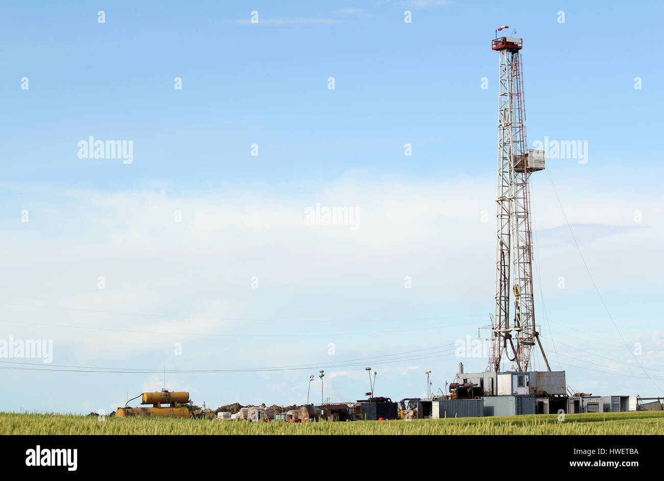 land oil drilling rig in green wheat field Stock Photo - Alamy