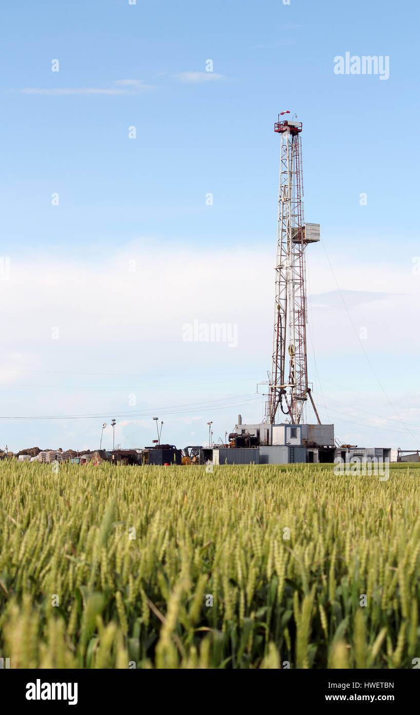 land oil drilling rig petroleum industry Stock Photo - Alamy