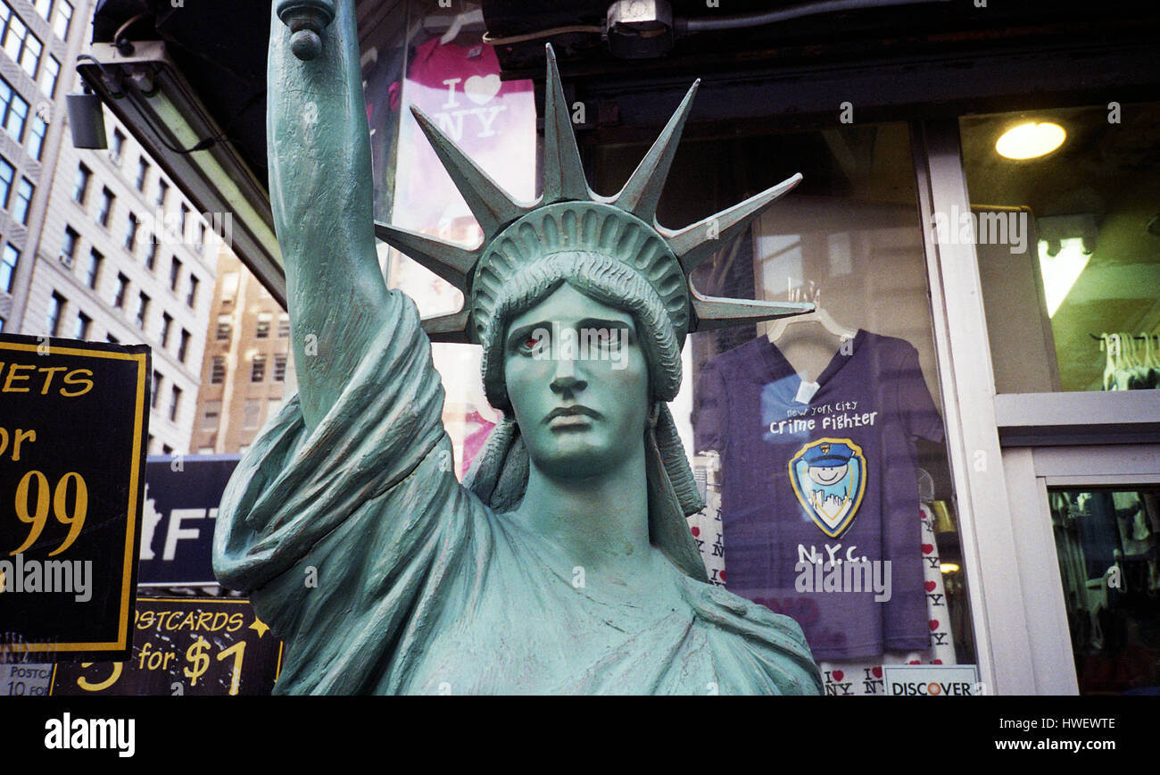 32nd Street and 5th Avenue Stock Photo - Alamy