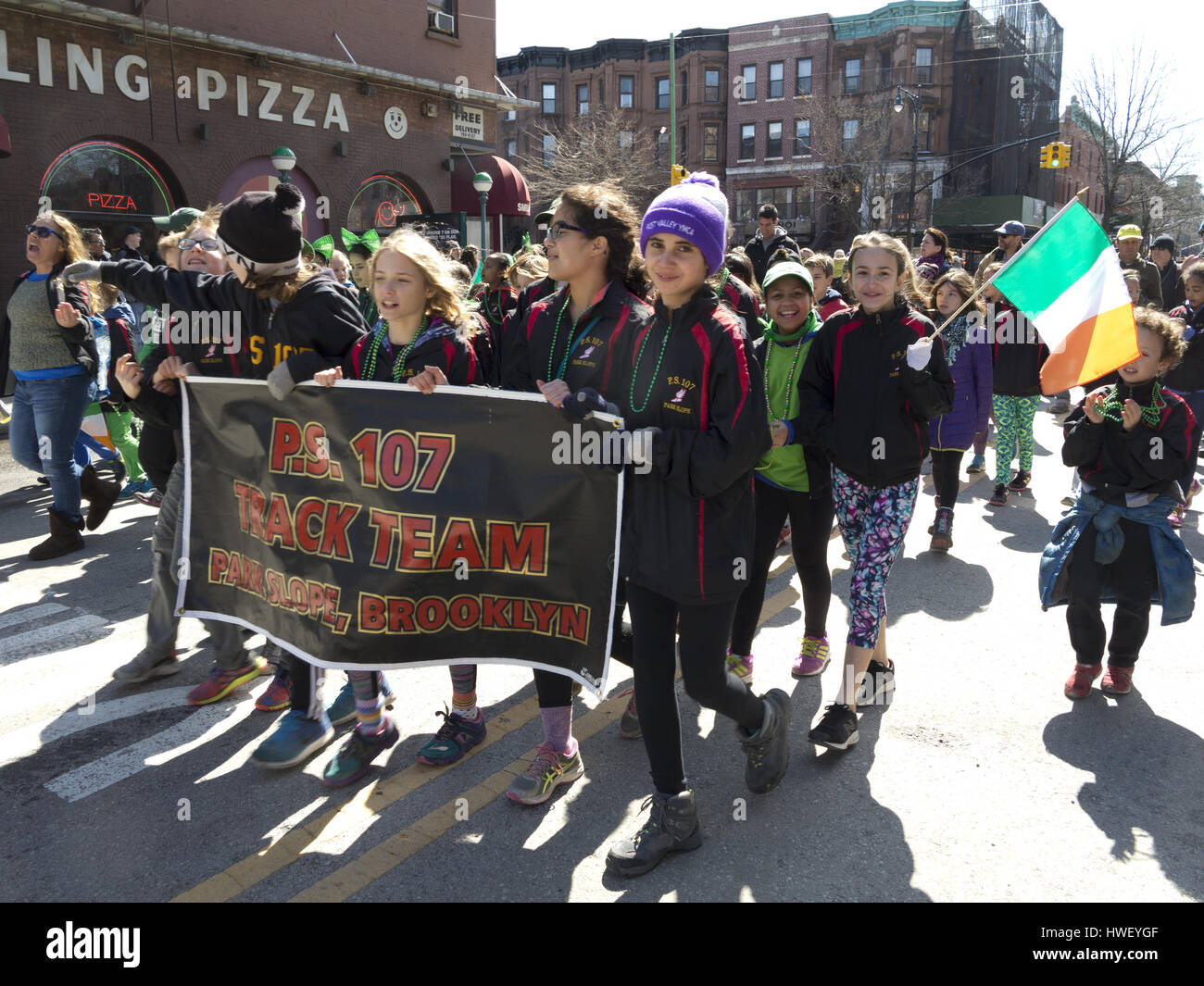 School girls track team hi-res stock photography and images - Alamy