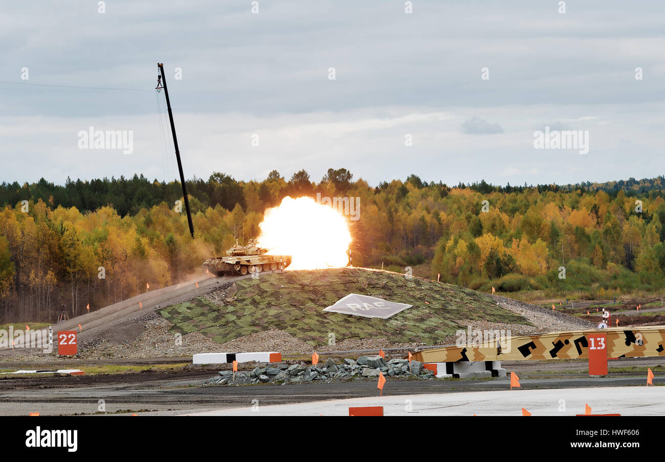 Main battle tank firing range hi-res stock photography and images - Alamy