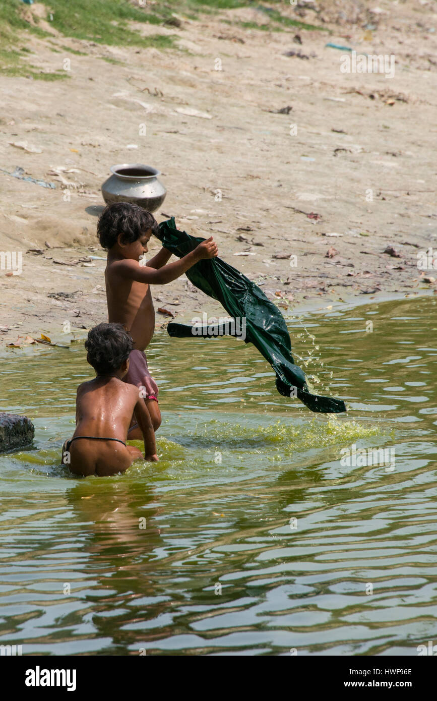 Children bathe hi-res stock photography and images - Alamy