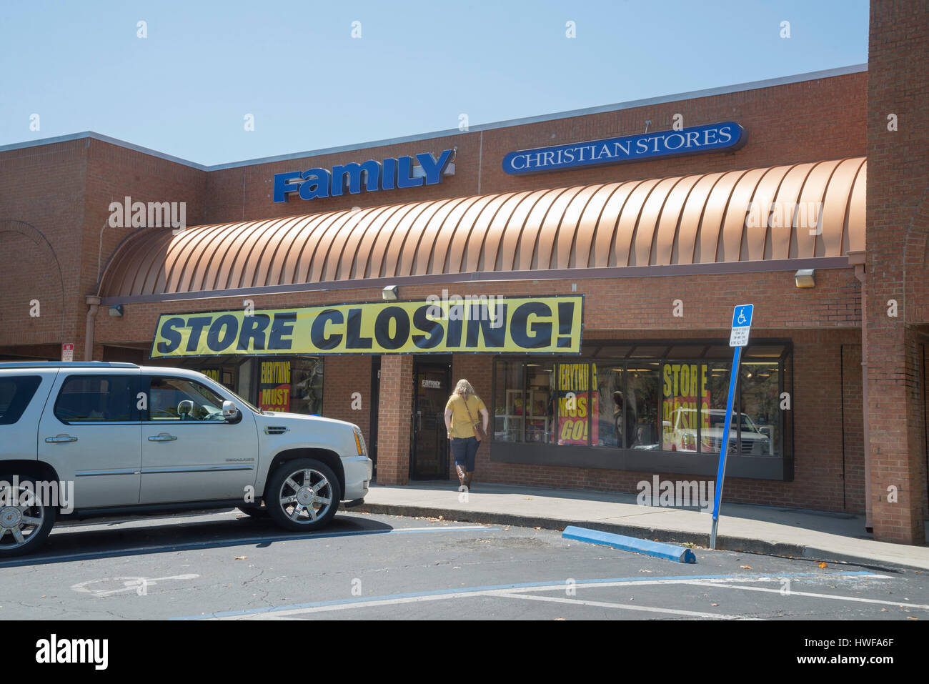 Family in bookstore hi-res stock photography and images - Alamy
