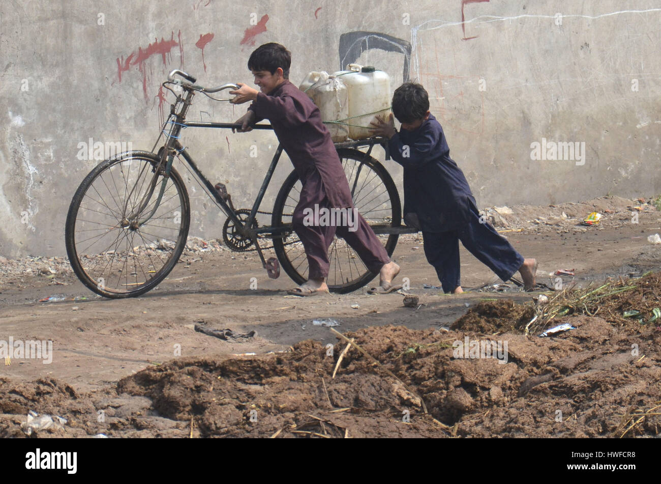 Lahore, Pakistan. 19th Mar, 2017. Pakistani people busy in their work ...