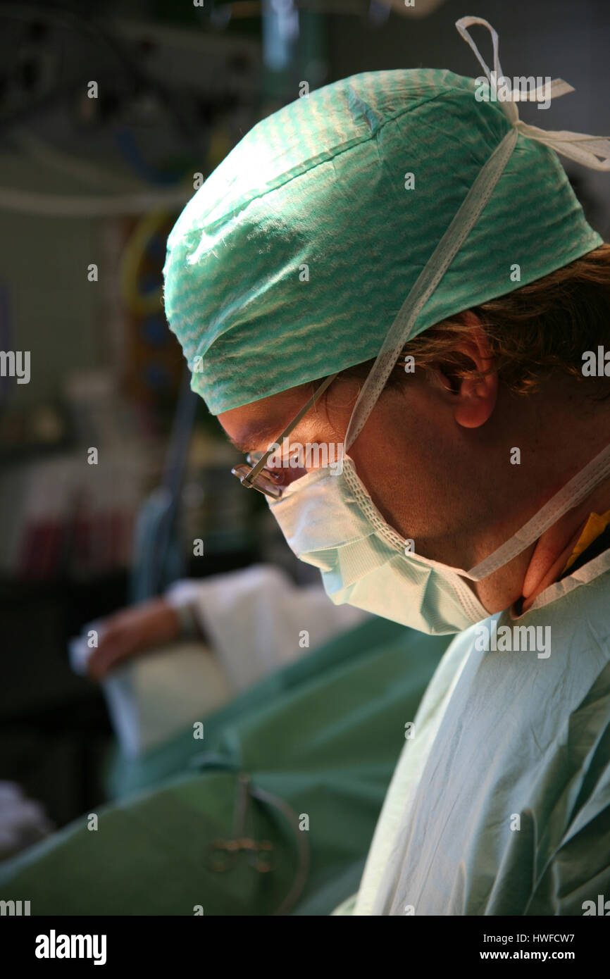 surgeon at work in the emergency room Stock Photo - Alamy