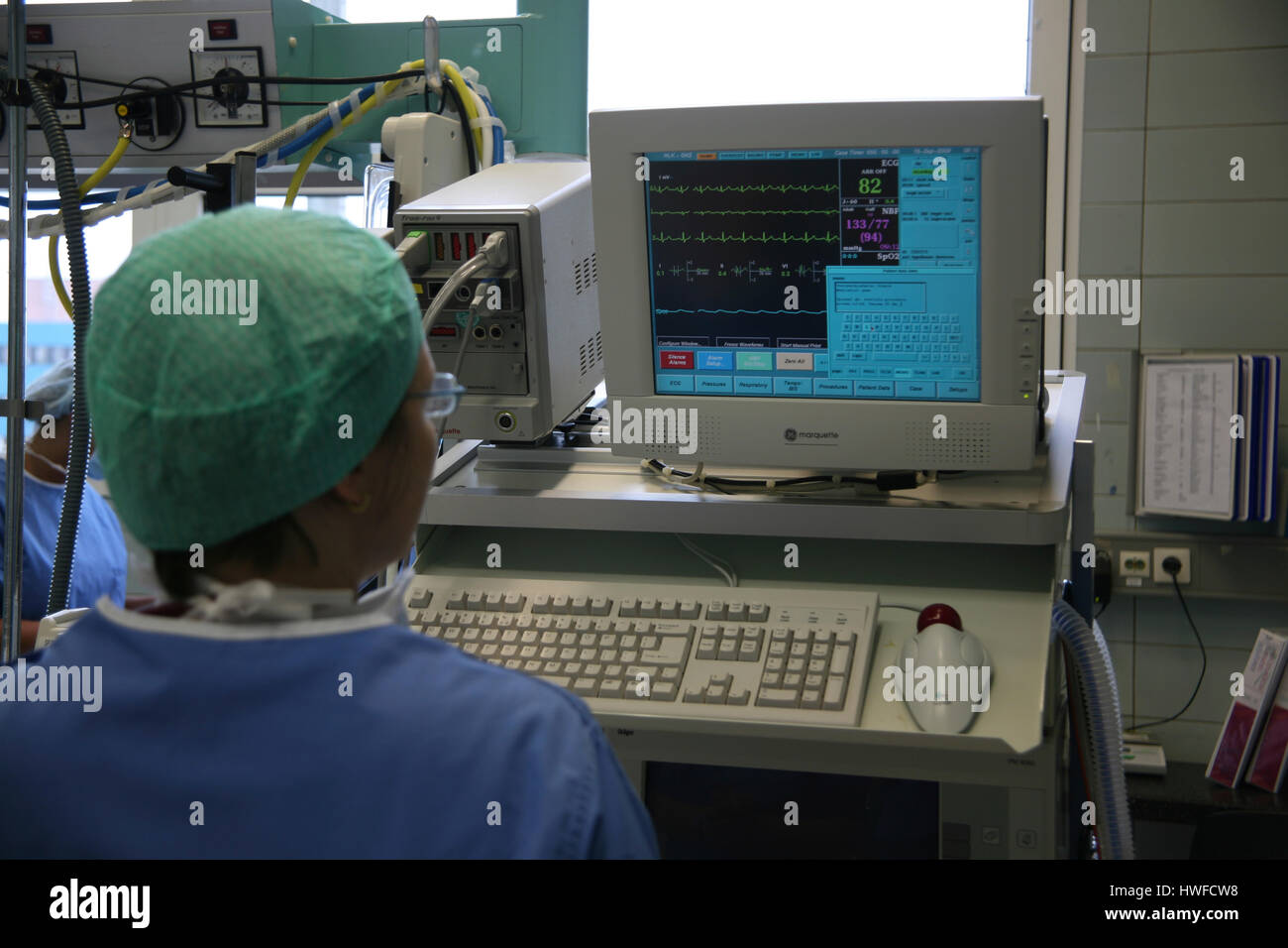 surgeon at work in the emergency room Stock Photo - Alamy