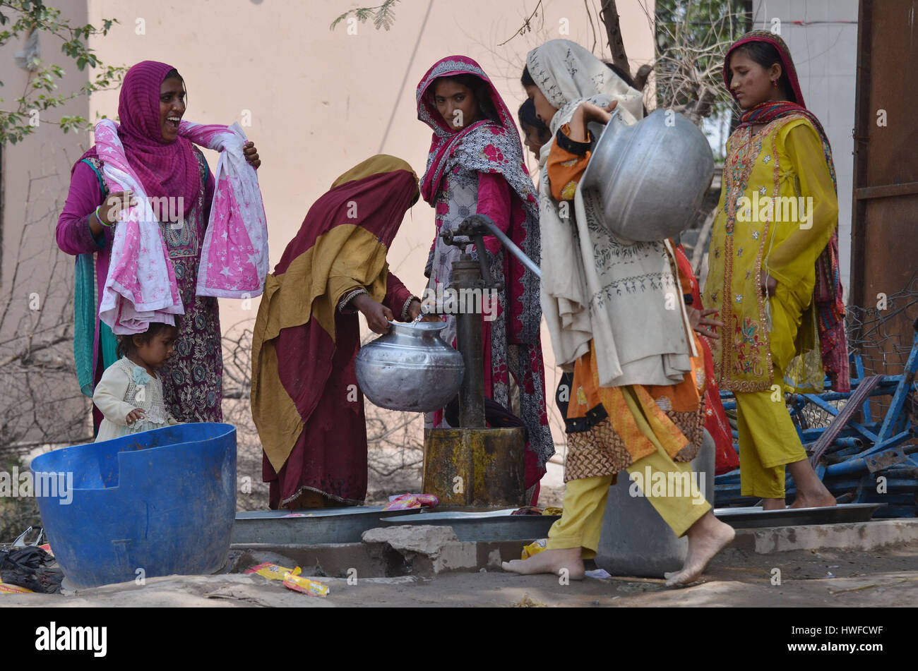 Lahore, Pakistan. 19th Mar, 2017. Pakistani people busy in their work ...