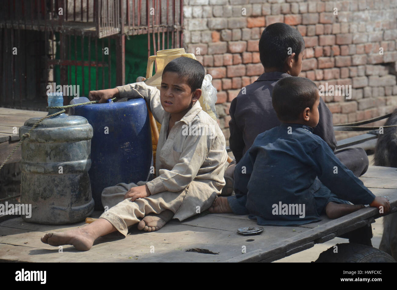 Lahore, Pakistan. 19th Mar, 2017. Pakistani people busy in their work ...
