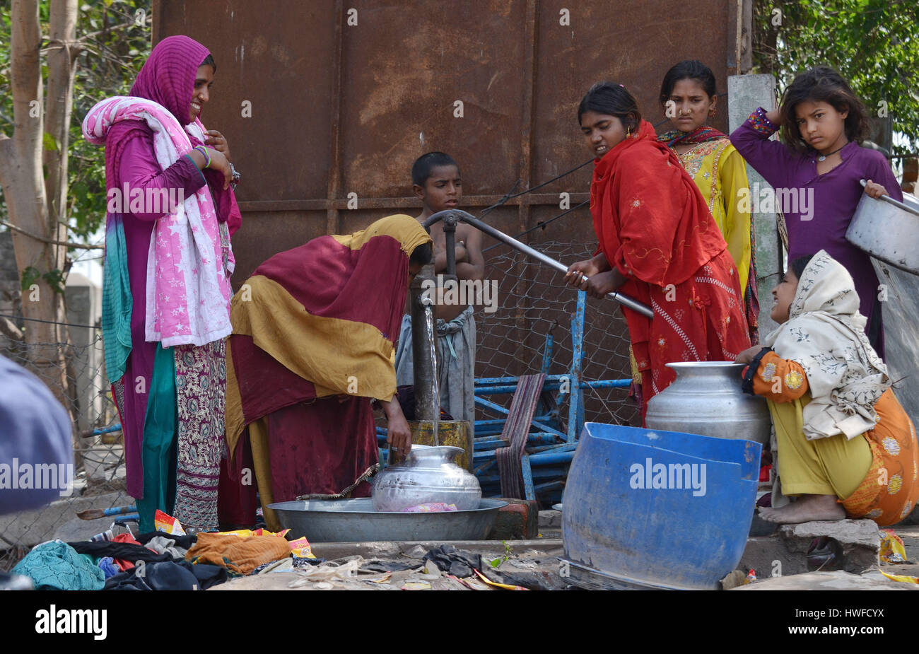 Lahore, Pakistan. 19th Mar, 2017. Pakistani people busy in their work ...