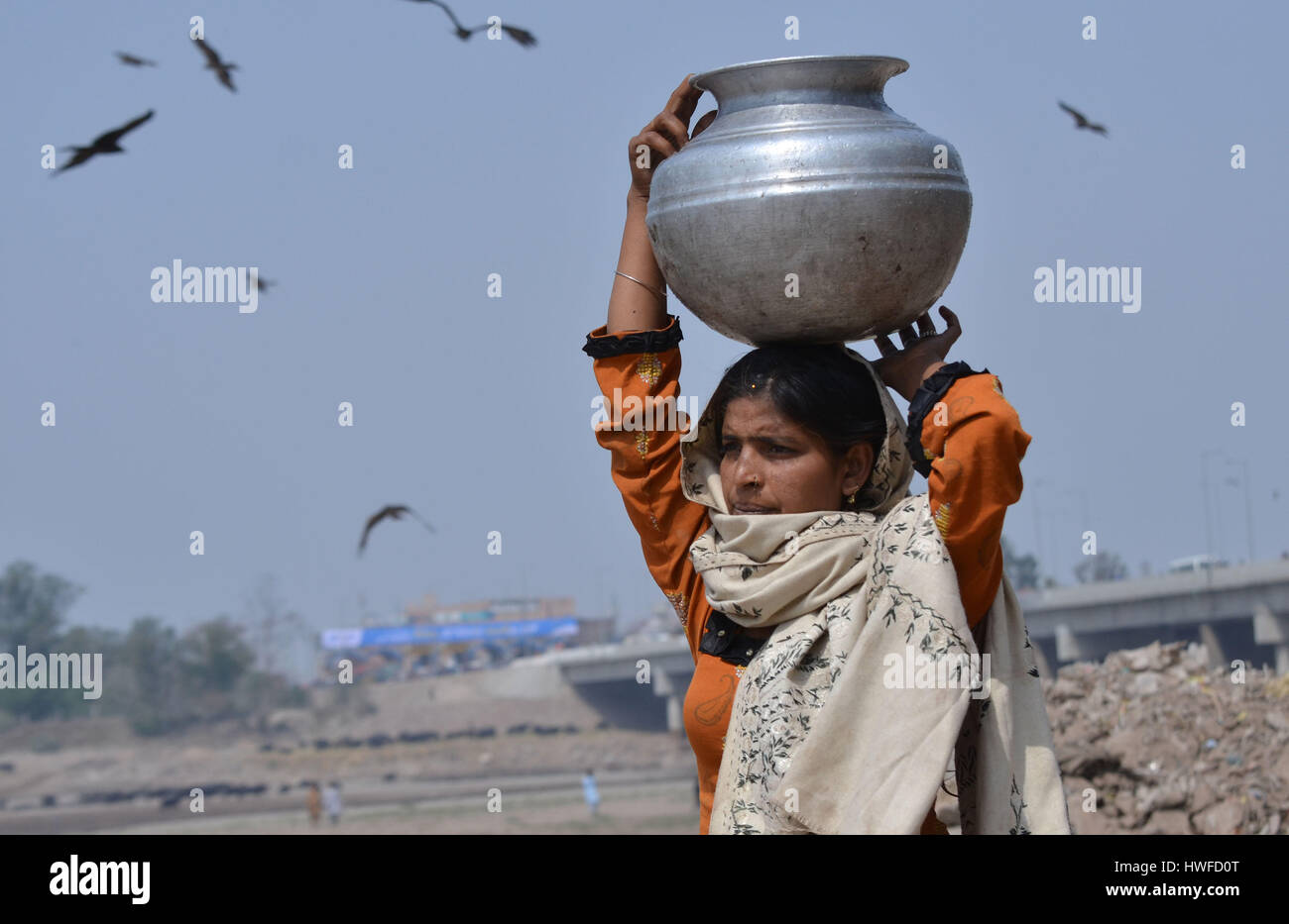 Lahore, Pakistan. 19th Mar, 2017. Pakistani people busy in their work ...