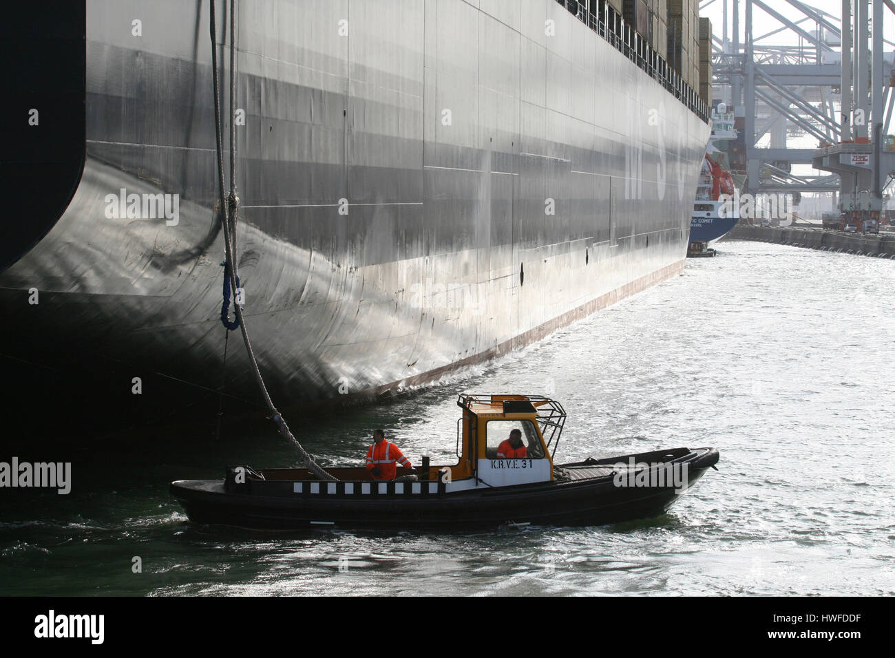 tugboat at work in rotterdam harbor Stock Photo - Alamy