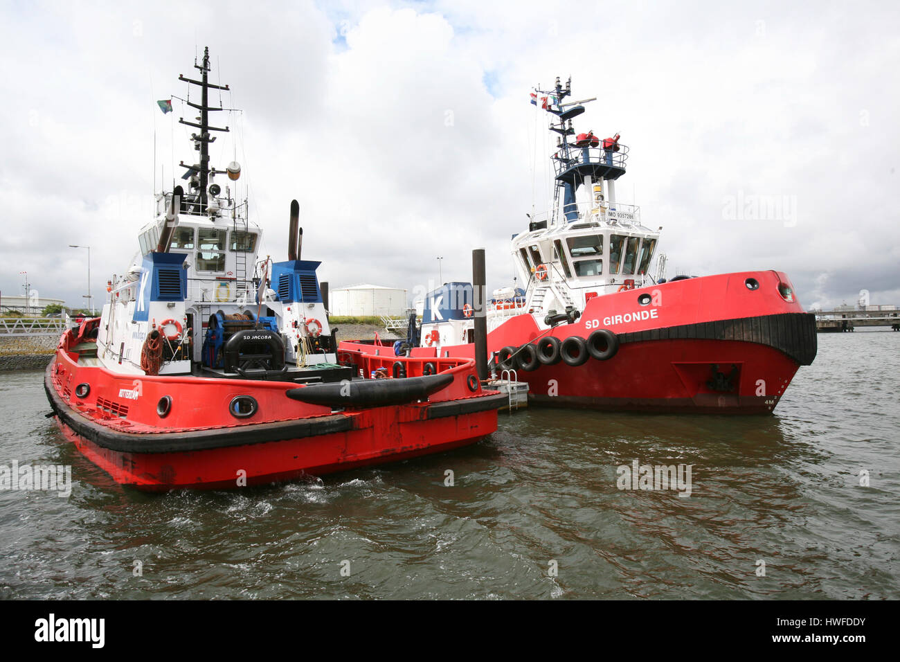 tugboat at work in rotterdam harbor Stock Photo - Alamy