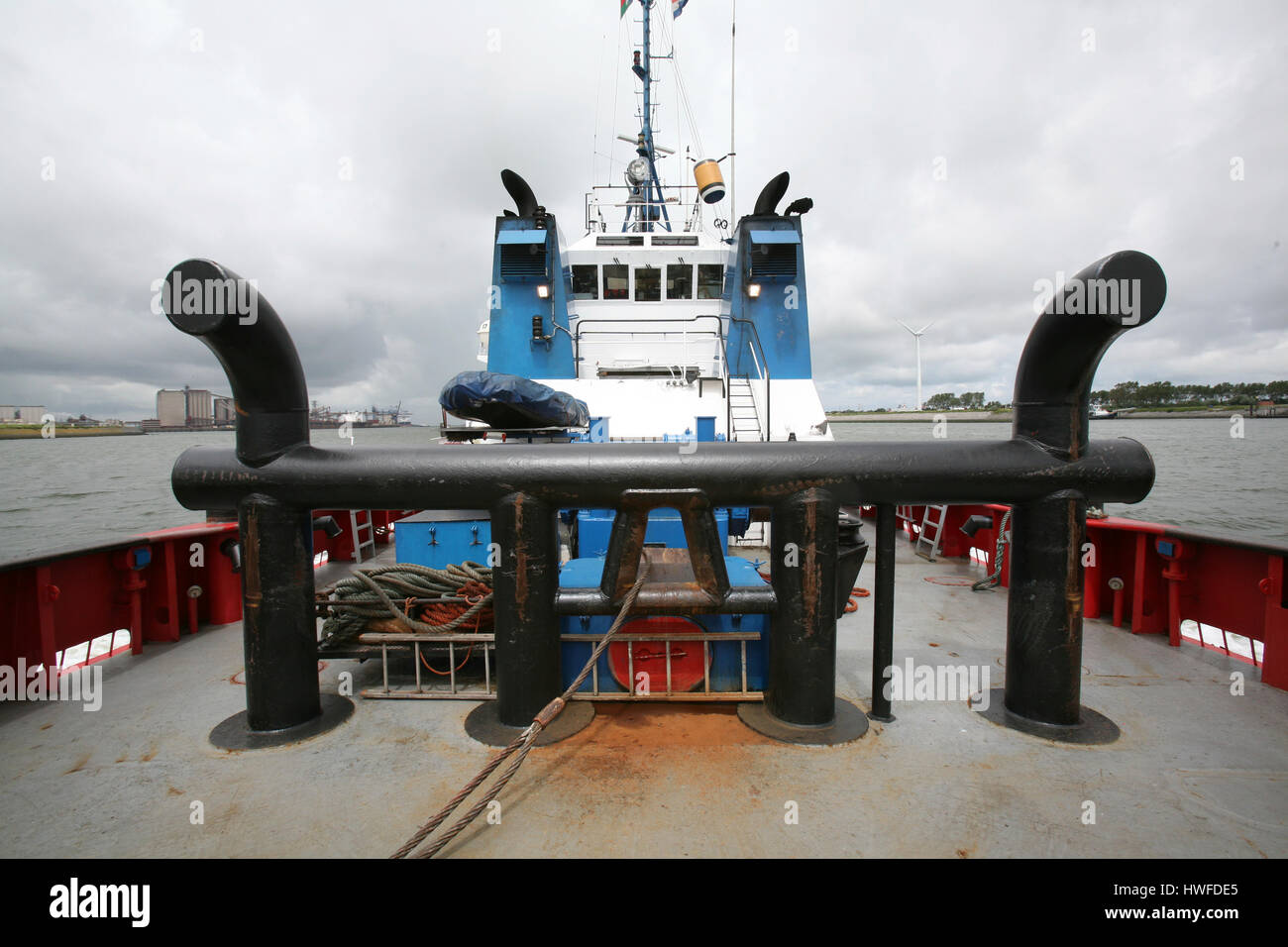 tugboat at work in rotterdam harbor Stock Photo - Alamy