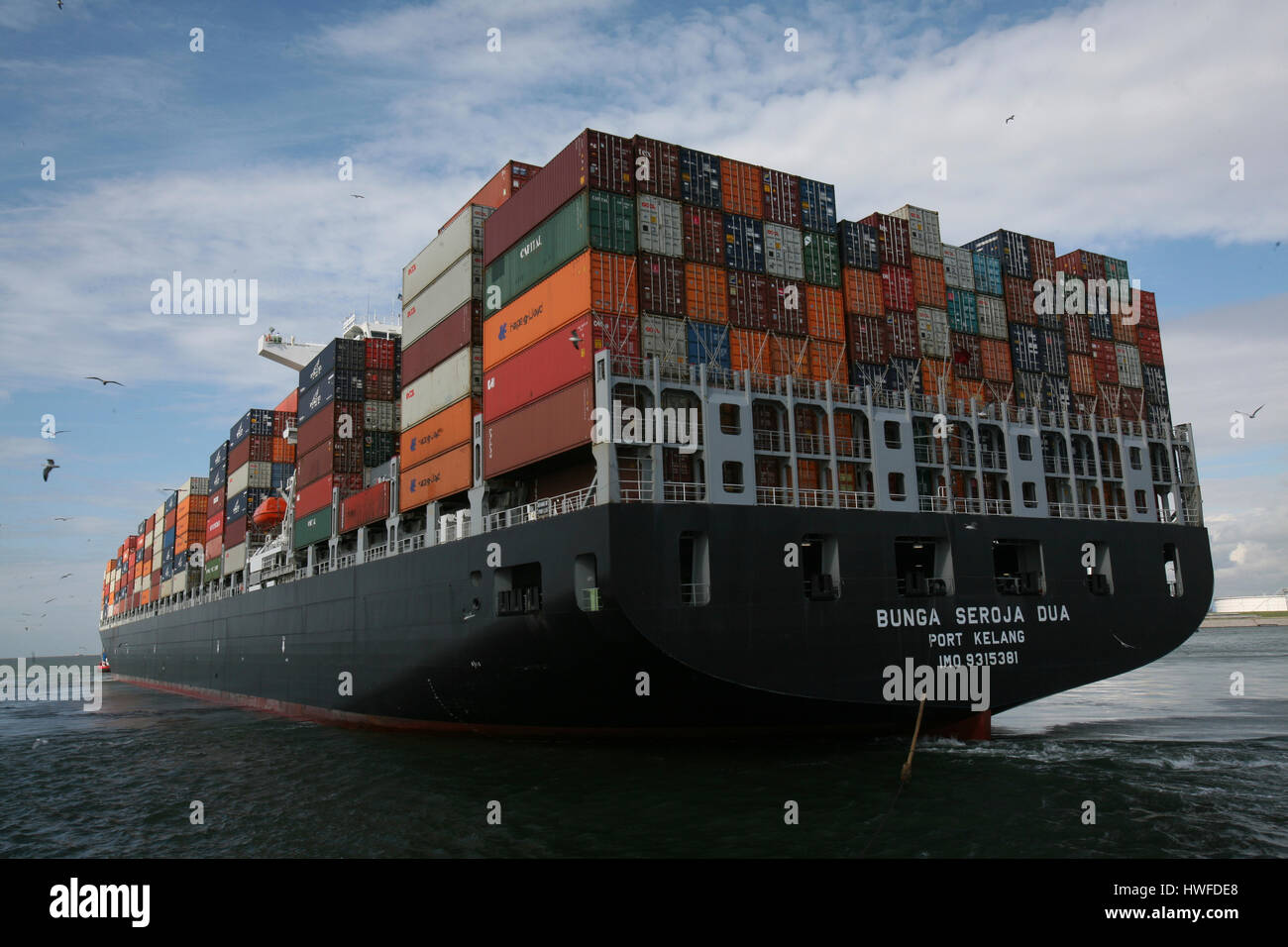 tugboat at work in rotterdam harbor Stock Photo - Alamy