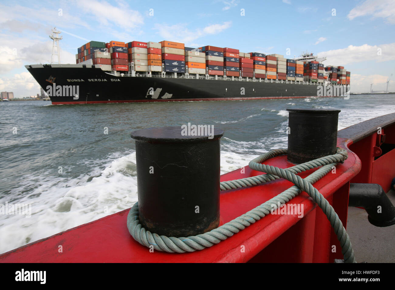 tugboat at work in rotterdam harbor Stock Photo - Alamy