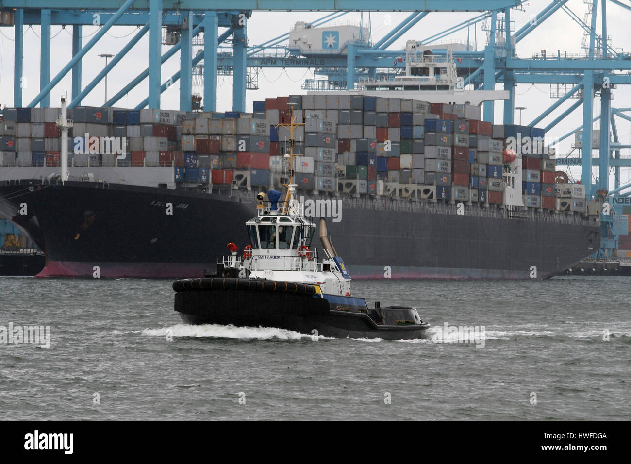 tugboat at work in rotterdam harbor Stock Photo - Alamy
