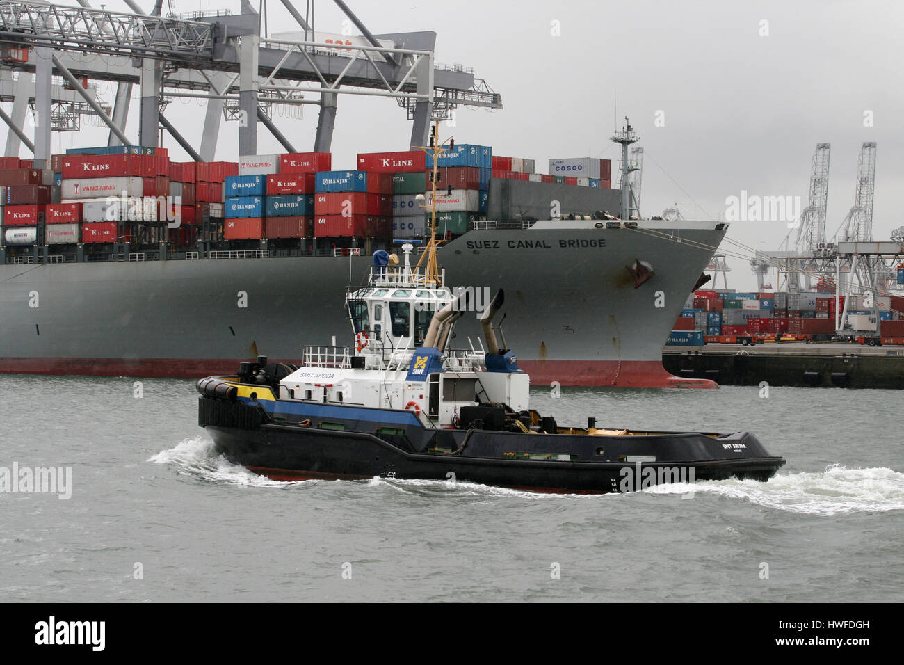tugboat at work in rotterdam harbor Stock Photo - Alamy