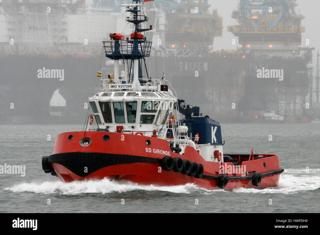 tugboat at work in rotterdam harbor Stock Photo - Alamy