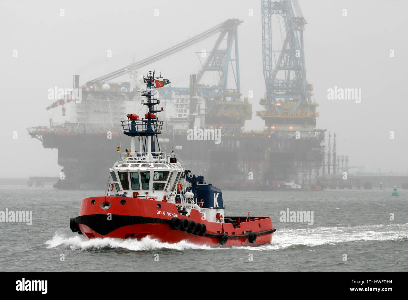 tugboat at work in rotterdam harbor Stock Photo - Alamy