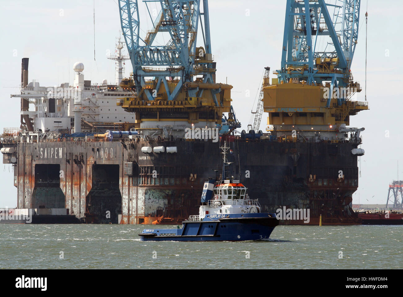 tugboat at work in rotterdam harbor Stock Photo - Alamy