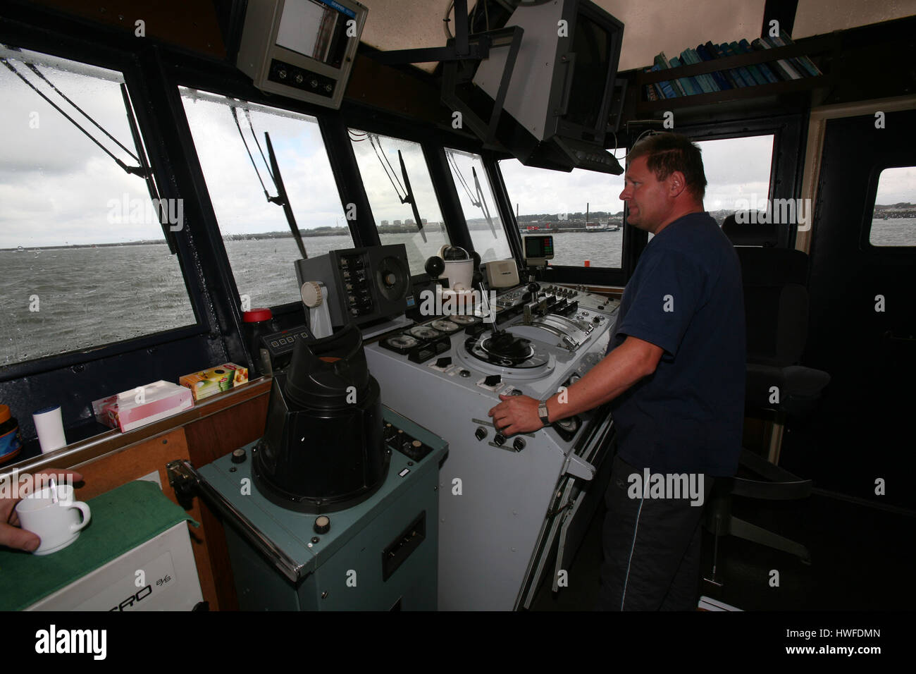 tugboat at work in rotterdam harbor Stock Photo - Alamy