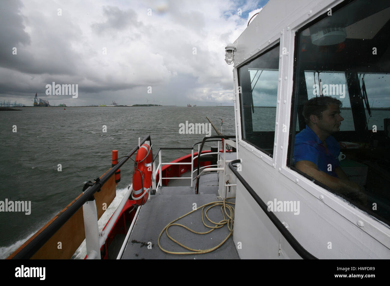 tugboat at work in rotterdam harbor Stock Photo - Alamy