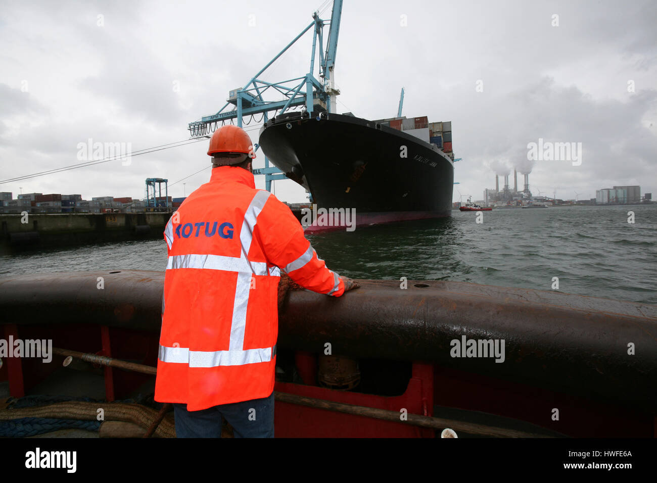 tugboat at work in rotterdam harbor Stock Photo - Alamy