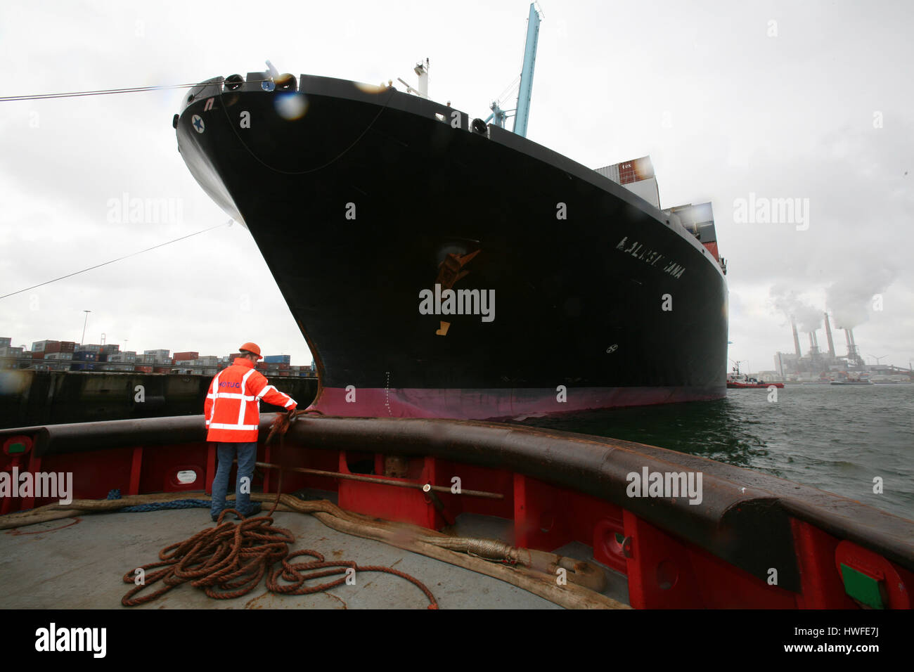 tugboat at work in rotterdam harbor Stock Photo - Alamy