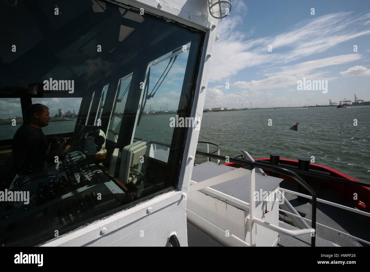tugboat at work in rotterdam harbor Stock Photo - Alamy
