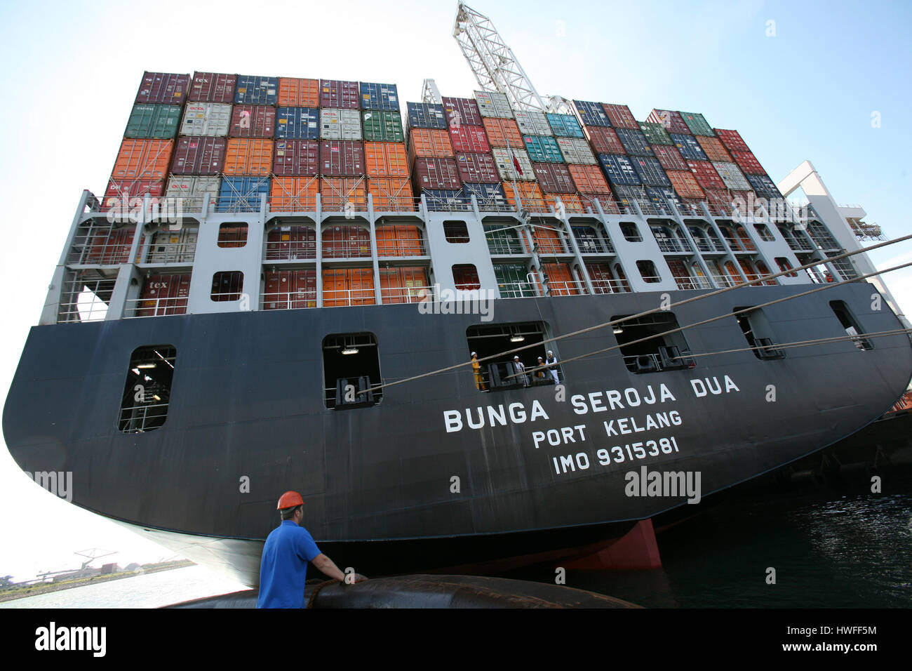 tugboat at work in rotterdam harbor Stock Photo - Alamy