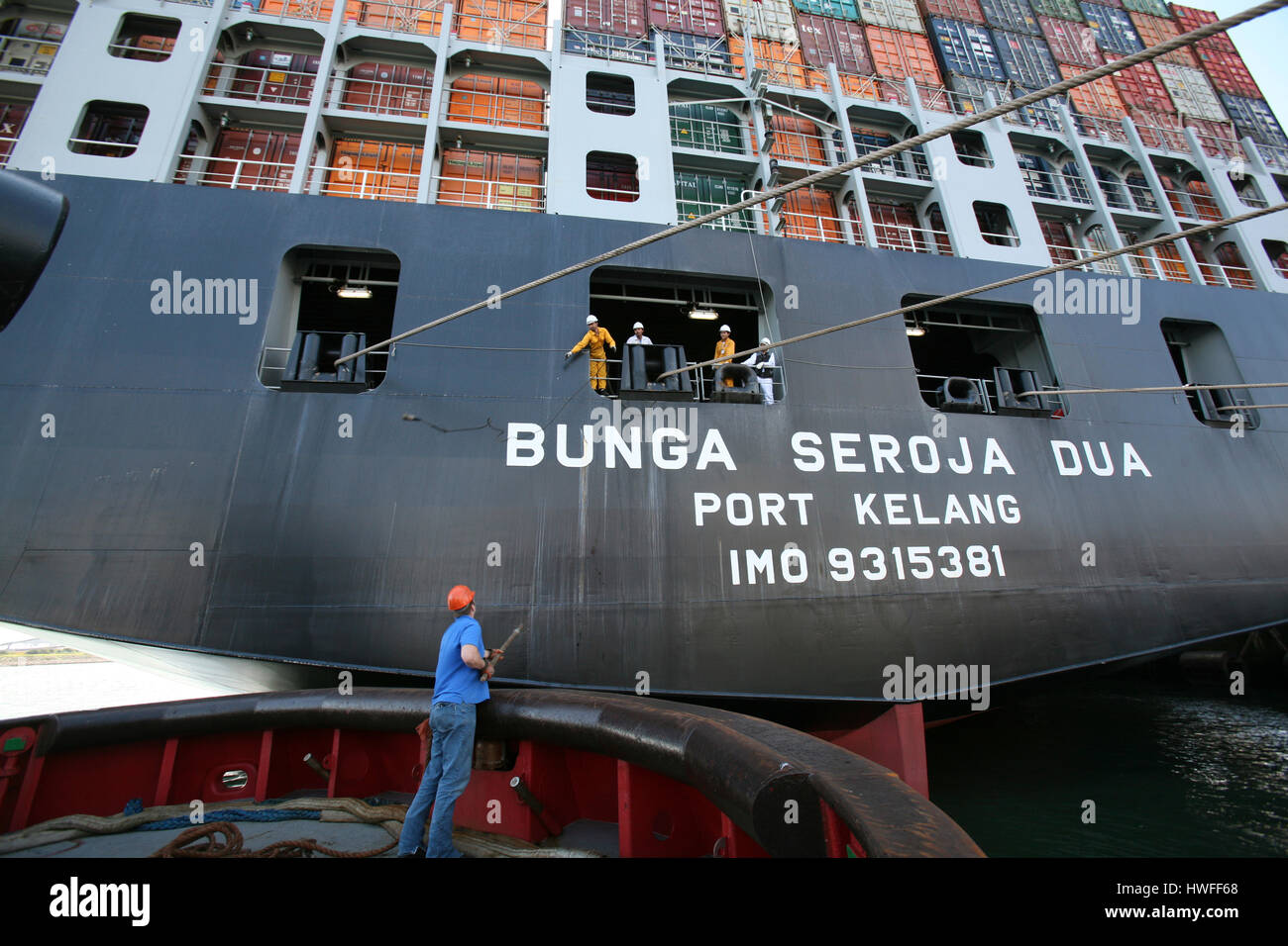 tugboat at work in rotterdam harbor Stock Photo - Alamy