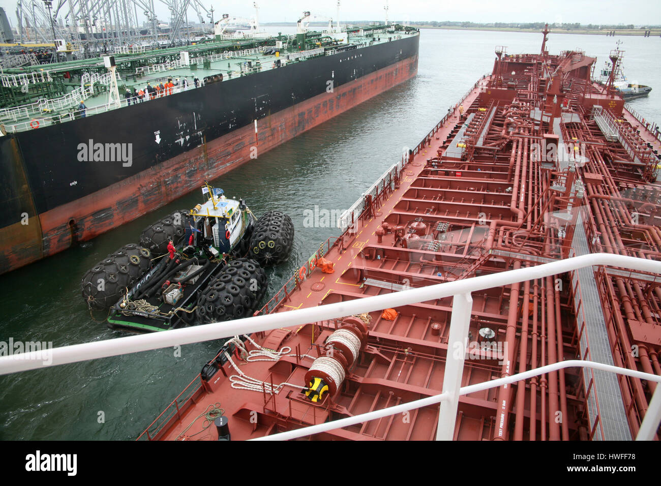 tugboat at work in rotterdam harbor Stock Photo - Alamy
