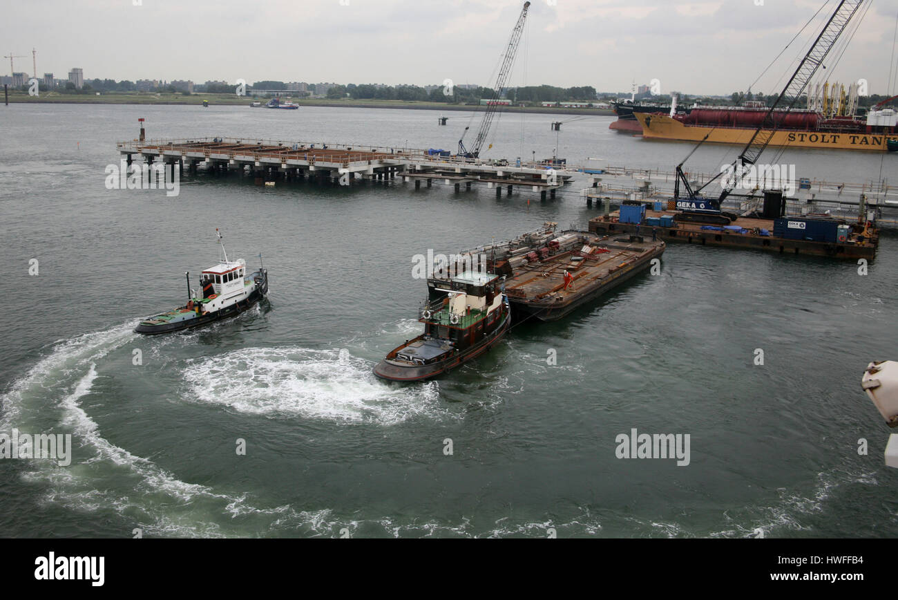 tugboat at work in rotterdam harbor Stock Photo - Alamy