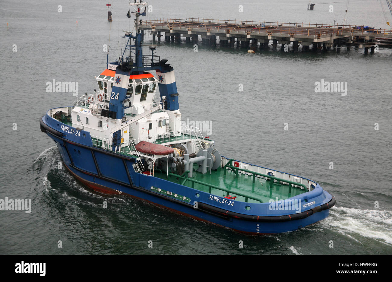 tugboat at work in rotterdam harbor Stock Photo - Alamy