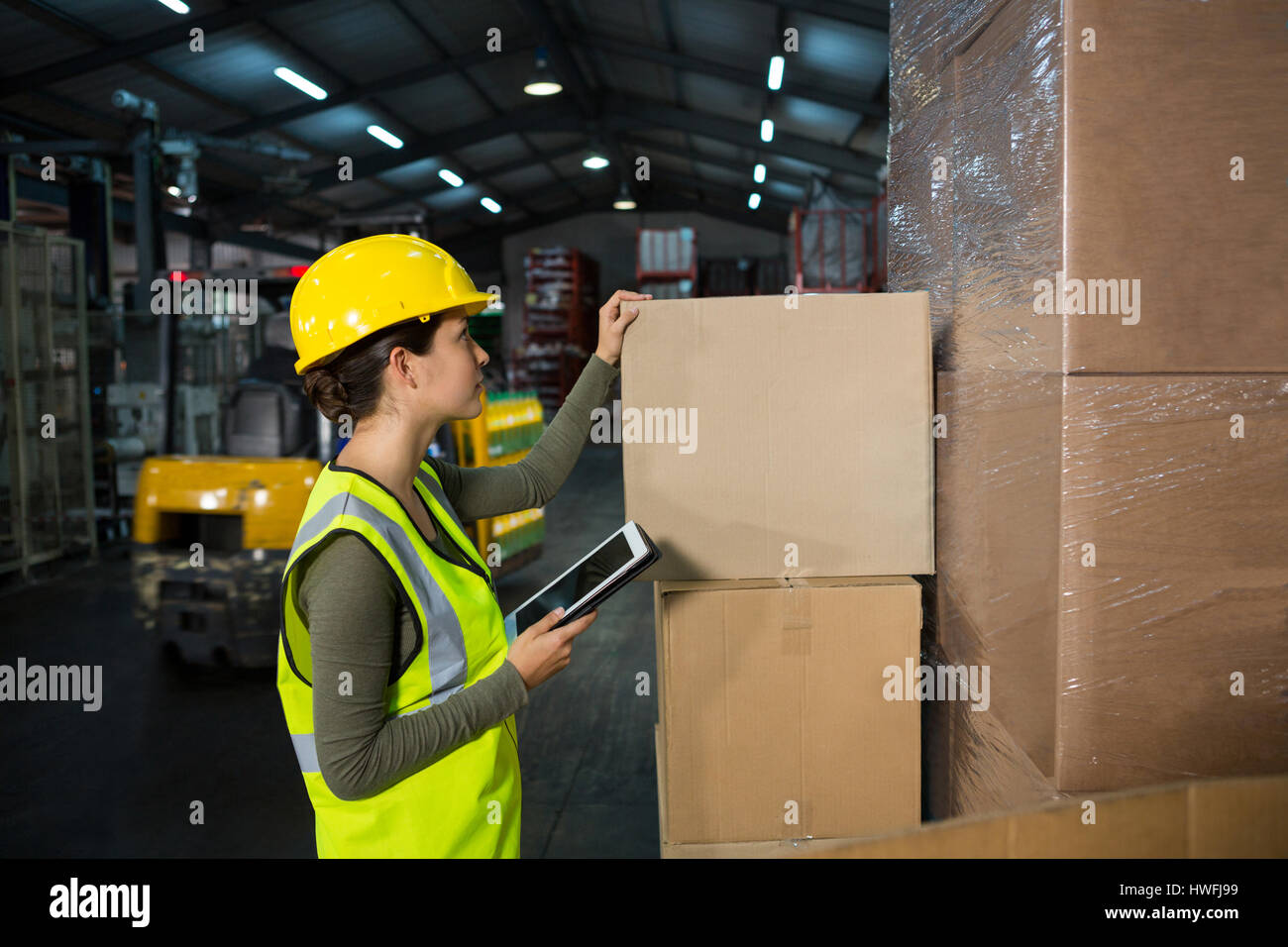 Warehouse worker using tablet hi-res stock photography and images - Alamy