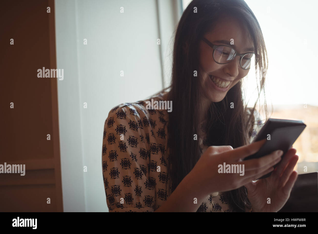 Woman alone mobile phone text happy hi-res stock photography and images ...